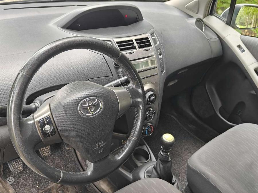 Серый Тойота Ярис 2009 в Вильнюс, объемом двигателя 1.40 л и пробегом 300 тыс. км за 1100 €, фото 6 на AUTOMOTO.COM.LV