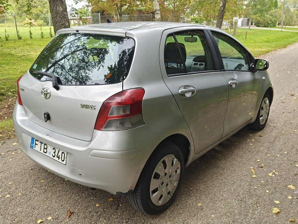 Grey Toyota Yaris 2009 in Vilnius, with an engine capacity of 1.40 L and mileage of 300 thousand km for 1100 €, photo 4 on AUTOMOTO.COM.LV