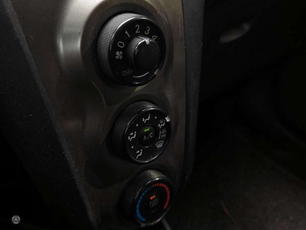 Grey Toyota Yaris 2009 in Vilnius, with an engine capacity of 1.40 L and mileage of 300 thousand km for 1100 €, photo 7 on AUTOMOTO.COM.LV