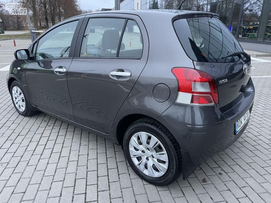 Pelēks Toyota Yaris 2010 Kauņa, ar dzinēja tilpumu 1.40 L un nobraukumu 286 tūkst. km par 2650 €, foto 2 vietnē AUTOMOTO.COM.LV