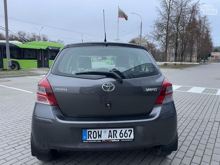Pelēks Toyota Yaris 2010 Kauņa, ar dzinēja tilpumu 1.40 L un nobraukumu 286 tūkst. km par 2650 €, foto 3 vietnē AUTOMOTO.COM.LV