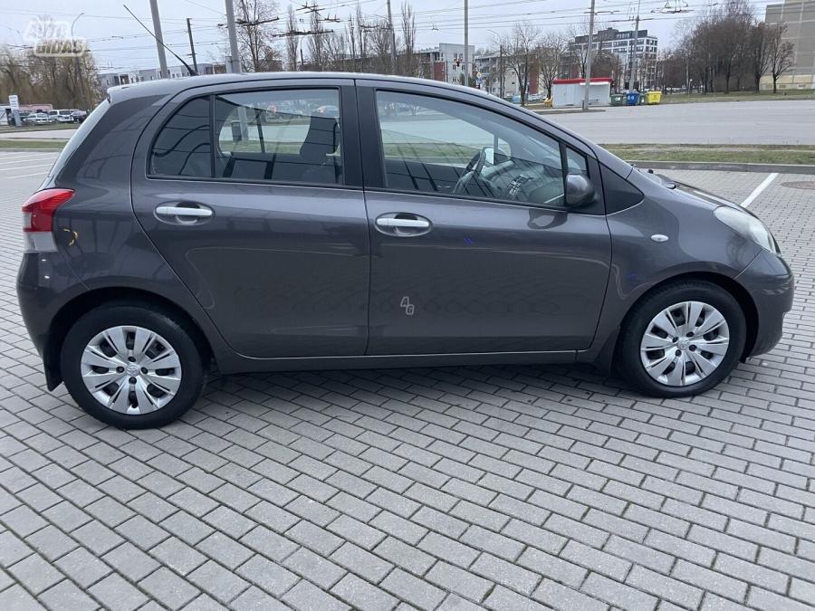 Pelēks Toyota Yaris 2010 Kauņa, ar dzinēja tilpumu 1.40 L un nobraukumu 286 tūkst. km par 2650 €, foto 5 vietnē AUTOMOTO.COM.LV