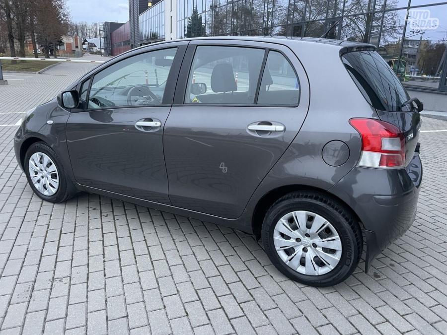 Pelēks Toyota Yaris 2010 Kauņa, ar dzinēja tilpumu 1.40 L un nobraukumu 286 tūkst. km par 2650 €, foto 7 vietnē AUTOMOTO.COM.LV