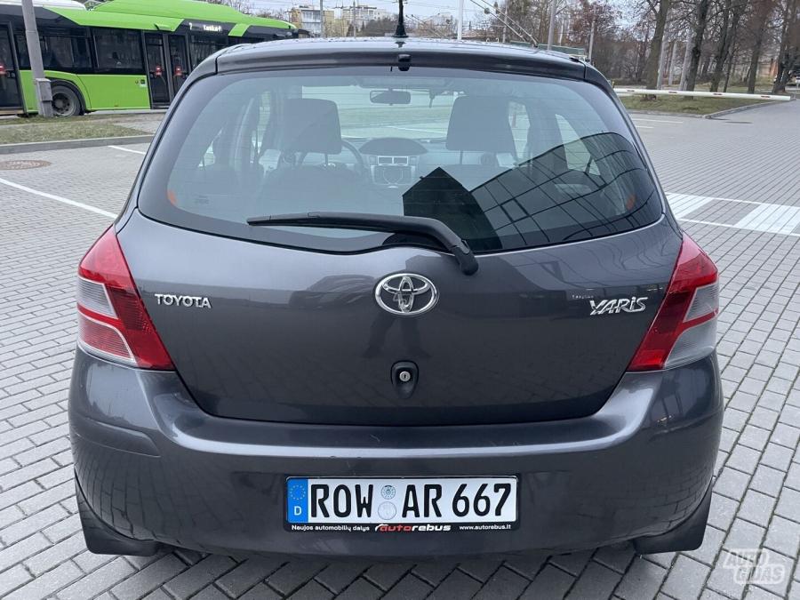 Pelēks Toyota Yaris 2010 Kauņa, ar dzinēja tilpumu 1.40 L un nobraukumu 286 tūkst. km par 2650 €, foto 9 vietnē AUTOMOTO.COM.LV