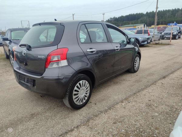 Pelēks Toyota Yaris 2010 Viļņa, ar dzinēja tilpumu 1.30 L un nobraukumu 162 tūkst. km par 3450 €, foto 3 vietnē AUTOMOTO.COM.LV