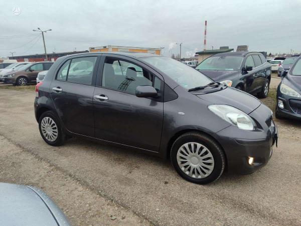 Pelēks Toyota Yaris 2010 Viļņa, ar dzinēja tilpumu 1.30 L un nobraukumu 162 tūkst. km par 3450 €, foto 4 vietnē AUTOMOTO.COM.LV