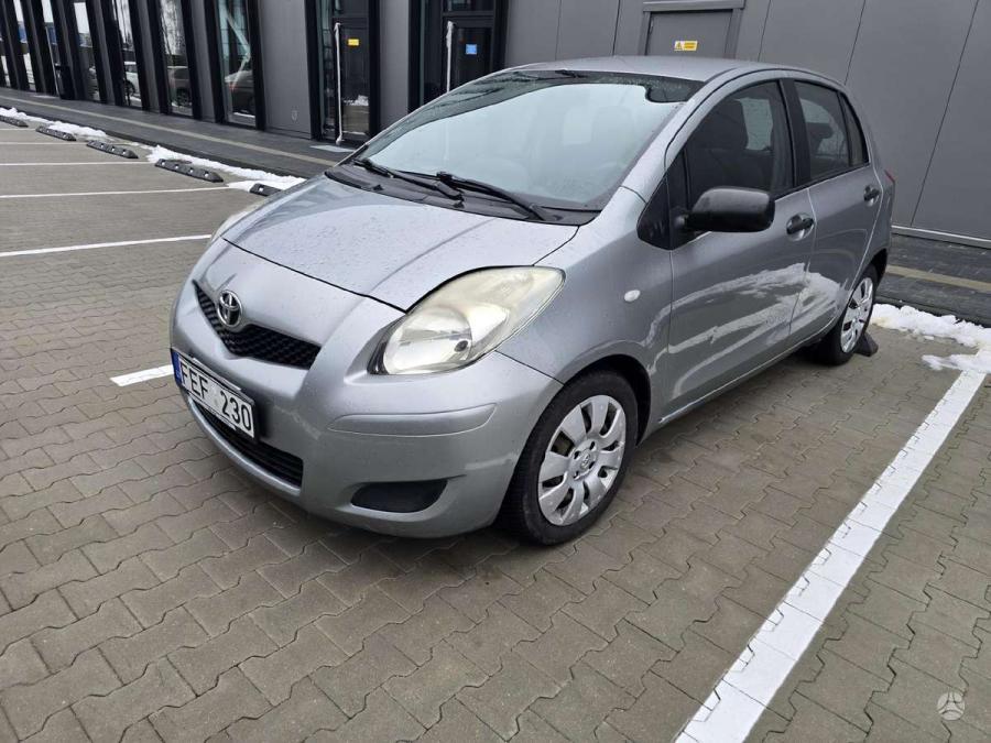 Grey Toyota Yaris 2010 in Vilnius, with an engine capacity of 1.36 L and mileage of 356 thousand km for 2000 €, photo 1 on AUTOMOTO.COM.LV