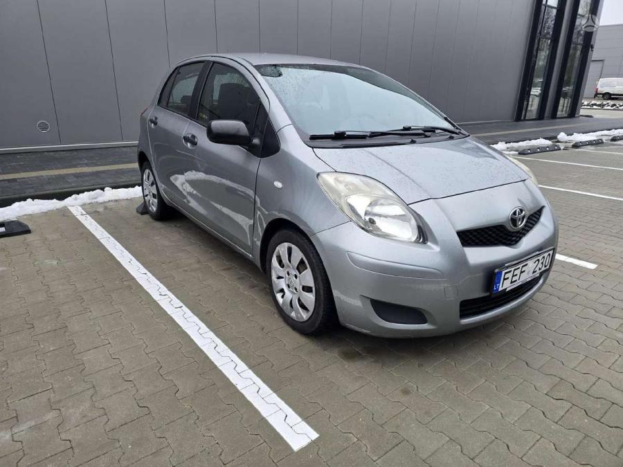 Grey Toyota Yaris 2010 in Vilnius, with an engine capacity of 1.36 L and mileage of 356 thousand km for 2000 €, photo 2 on AUTOMOTO.COM.LV
