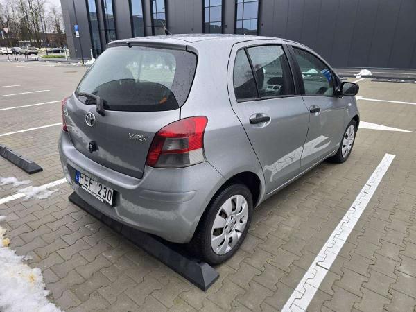 Pelēks Toyota Yaris 2010 Viļņa, ar dzinēja tilpumu 1.36 L un nobraukumu 356 tūkst. km par 2000 €, foto 4 vietnē AUTOMOTO.COM.LV