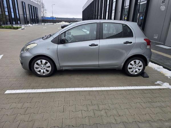 Pelēks Toyota Yaris 2010 Viļņa, ar dzinēja tilpumu 1.36 L un nobraukumu 356 tūkst. km par 2000 €, foto 6 vietnē AUTOMOTO.COM.LV
