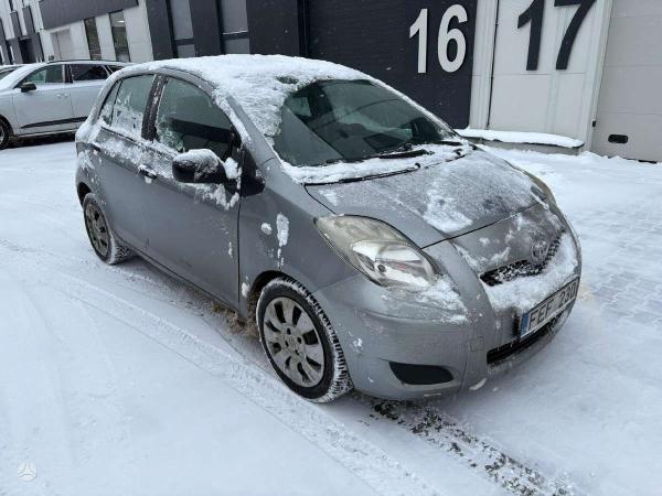Grey Toyota Yaris 2010 in Vilnius, with an engine capacity of 1.36 L and mileage of 356 thousand km for 1800 €, photo 1 on AUTOMOTO.COM.LV