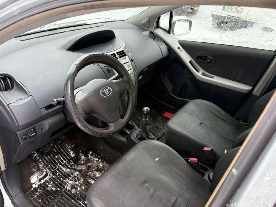 Grey Toyota Yaris 2010 in Vilnius, with an engine capacity of 1.36 L and mileage of 356 thousand km for 1800 €, photo 6 on AUTOMOTO.COM.LV