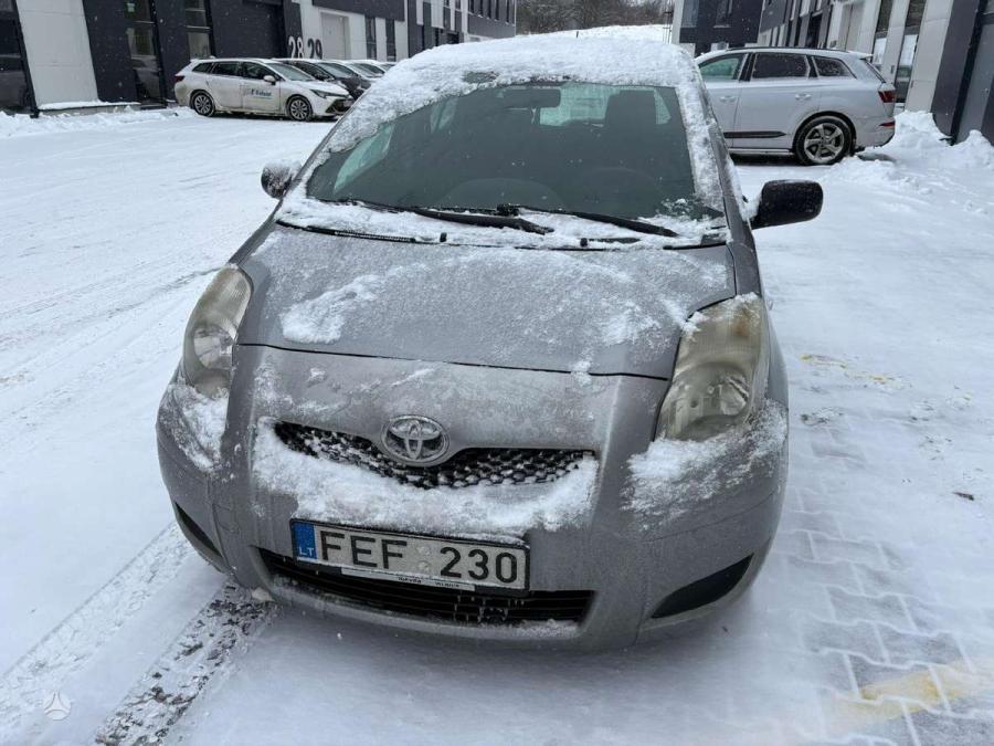 Grey Toyota Yaris 2010 in Vilnius, with an engine capacity of 1.36 L and mileage of 356 thousand km for 1800 €, photo 2 on AUTOMOTO.COM.LV
