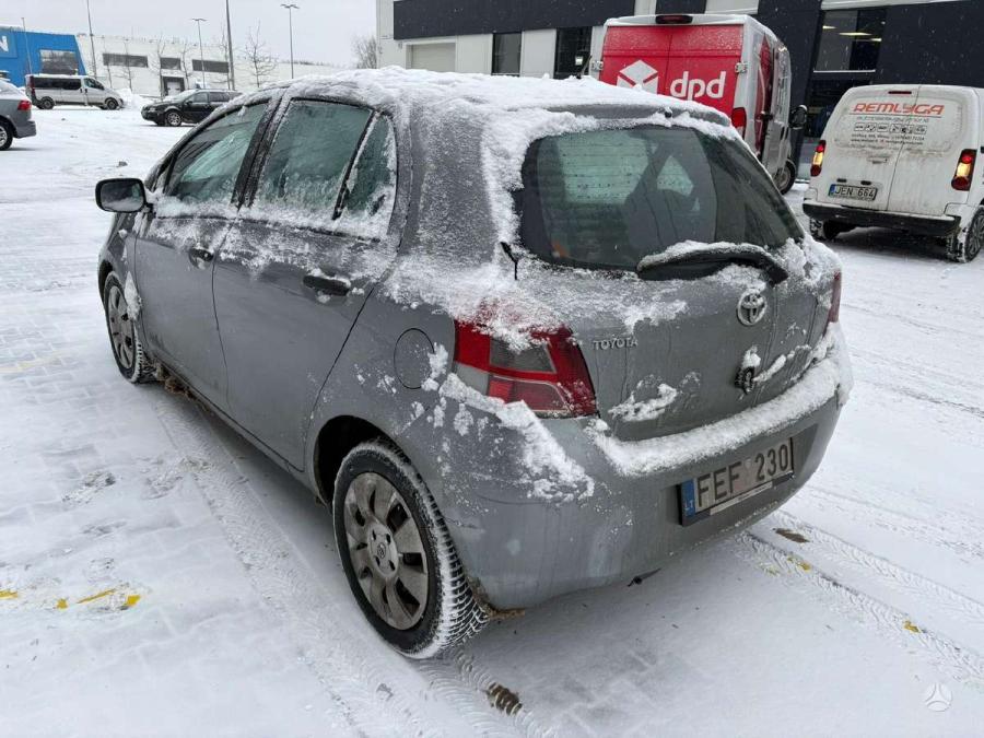 Grey Toyota Yaris 2010 in Vilnius, with an engine capacity of 1.36 L and mileage of 356 thousand km for 1800 €, photo 3 on AUTOMOTO.COM.LV