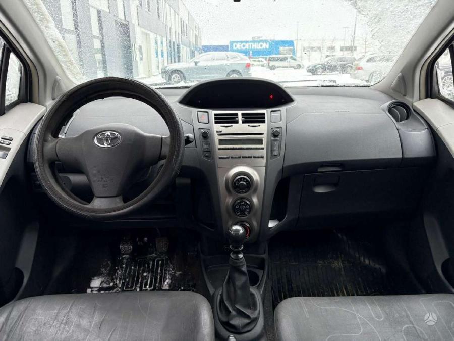 Grey Toyota Yaris 2010 in Vilnius, with an engine capacity of 1.36 L and mileage of 356 thousand km for 1800 €, photo 8 on AUTOMOTO.COM.LV