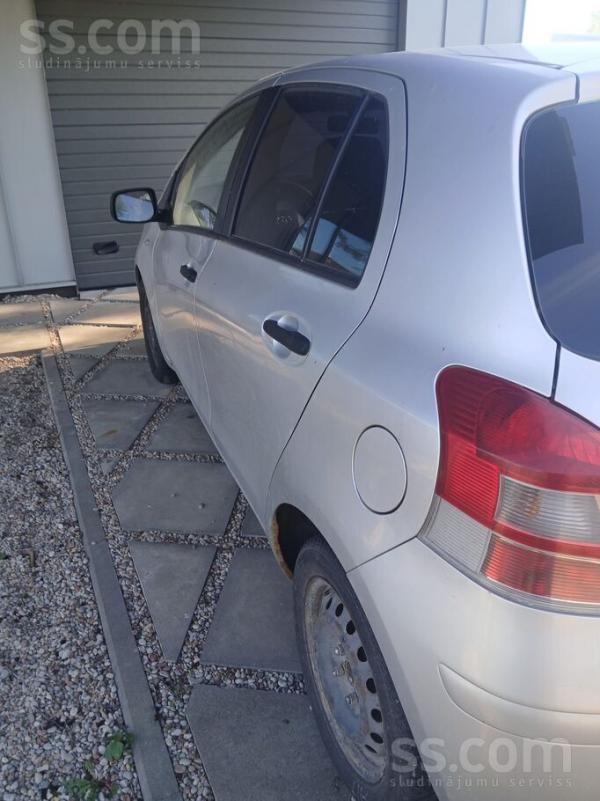 Pelēks Toyota Yaris 2010 Ventspils, ar dzinēja tilpumu 1.30 L un nobraukumu 152 tūkst. km par 2100 €, foto 2 vietnē AUTOMOTO.COM.LV