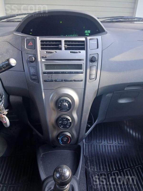 Pelēks Toyota Yaris 2010 Ventspils, ar dzinēja tilpumu 1.30 L un nobraukumu 152 tūkst. km par 2100 €, foto 6 vietnē AUTOMOTO.COM.LV