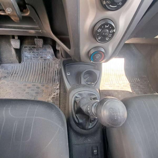Grey Toyota Yaris 2010 in Siauliai, with an engine capacity of 1.40 L and mileage of 306 thousand km for 1998 €, photo 10 on AUTOMOTO.COM.LV