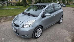 Pelēks Toyota Yaris 2010 Šauļi, ar dzinēja tilpumu 1.40 L un nobraukumu 190 tūkst. km par 2950 €, foto  vietnē AUTOMOTO.COM.LV