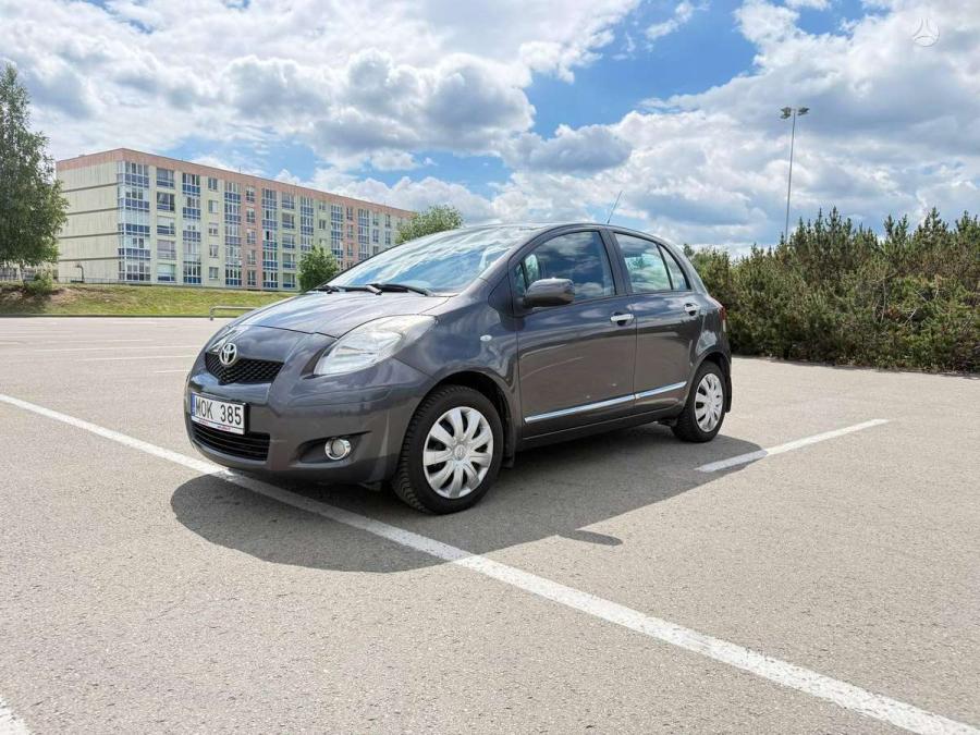 Pelēks Toyota Yaris 2010 Šauļi, ar dzinēja tilpumu 1.33 L un nobraukumu 106 tūkst. km par 2600 €, foto 1 vietnē AUTOMOTO.COM.LV