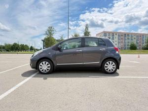 Pelēks Toyota Yaris 2010 Šauļi, ar dzinēja tilpumu 1.33 L un nobraukumu 106 tūkst. km par 2600 €, foto 3 vietnē AUTOMOTO.COM.LV