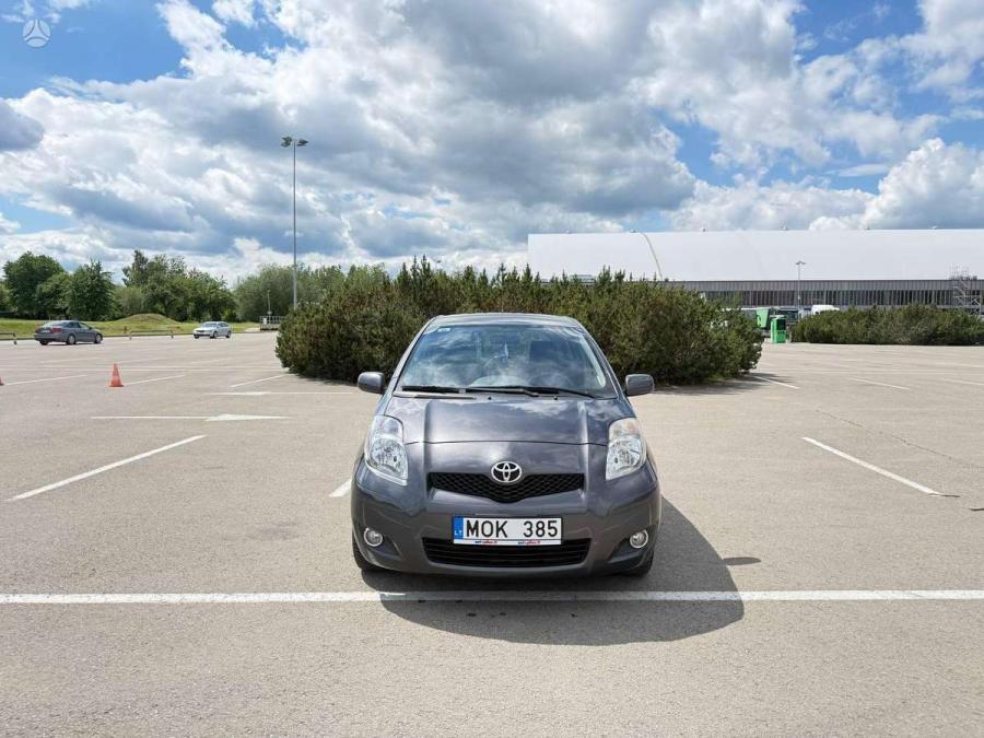 Pelēks Toyota Yaris 2010 Šauļi, ar dzinēja tilpumu 1.33 L un nobraukumu 106 tūkst. km par 2600 €, foto 4 vietnē AUTOMOTO.COM.LV