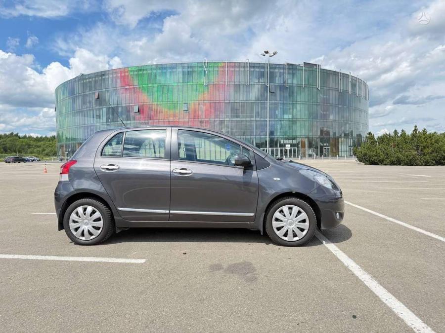 Pelēks Toyota Yaris 2010 Šauļi, ar dzinēja tilpumu 1.33 L un nobraukumu 106 tūkst. km par 2600 €, foto 6 vietnē AUTOMOTO.COM.LV