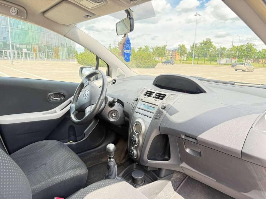 Pelēks Toyota Yaris 2010 Šauļi, ar dzinēja tilpumu 1.33 L un nobraukumu 106 tūkst. km par 2600 €, foto 9 vietnē AUTOMOTO.COM.LV