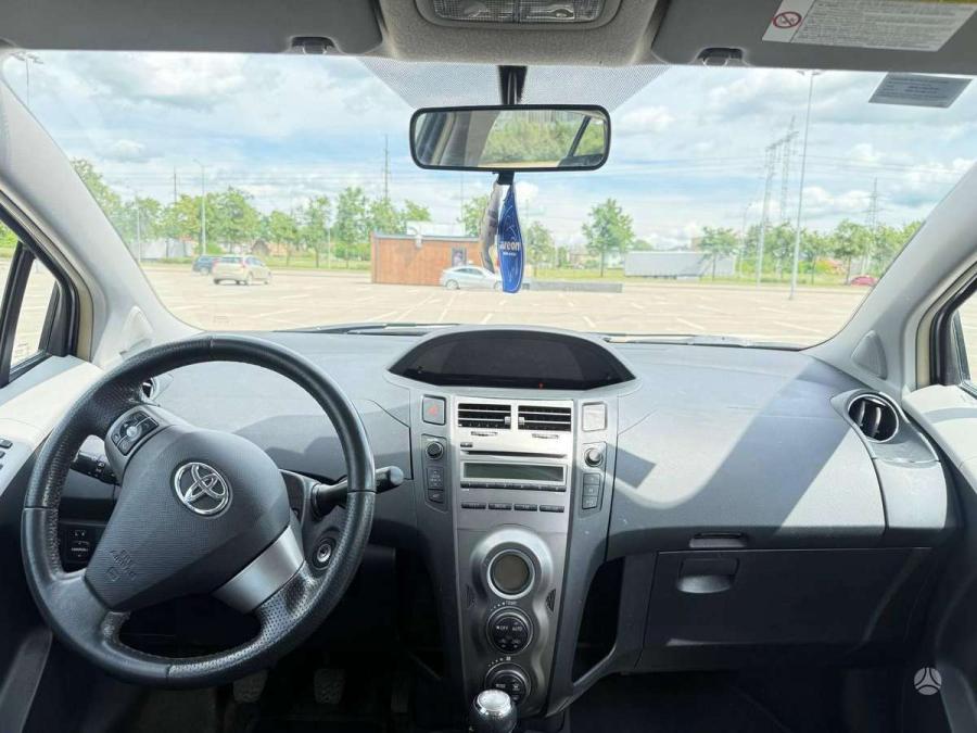 Pelēks Toyota Yaris 2010 Šauļi, ar dzinēja tilpumu 1.33 L un nobraukumu 106 tūkst. km par 2600 €, foto 10 vietnē AUTOMOTO.COM.LV