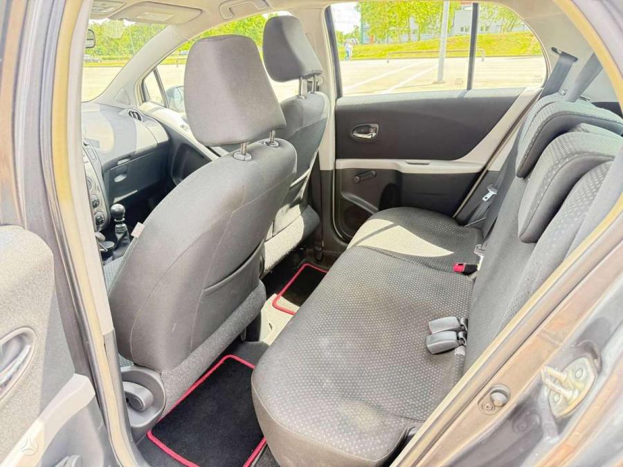 Pelēks Toyota Yaris 2010 Šauļi, ar dzinēja tilpumu 1.33 L un nobraukumu 106 tūkst. km par 2600 €, foto 12 vietnē AUTOMOTO.COM.LV