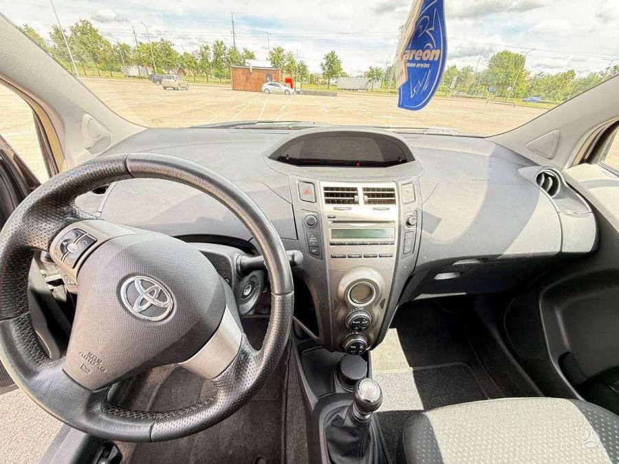Pelēks Toyota Yaris 2010 Šauļi, ar dzinēja tilpumu 1.33 L un nobraukumu 106 tūkst. km par 2600 €, foto 14 vietnē AUTOMOTO.COM.LV