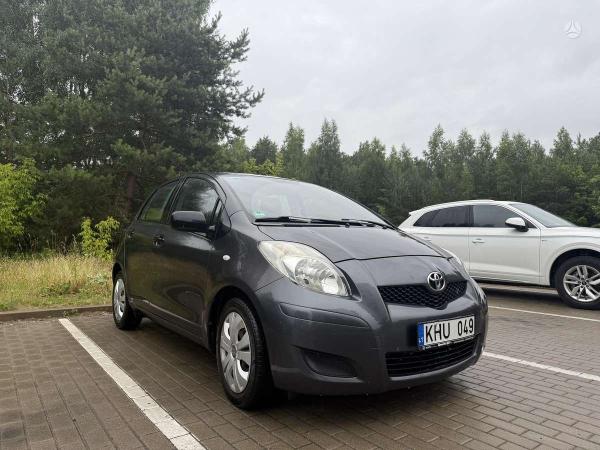Pelēks Toyota Yaris 2010 Viļņa, ar dzinēja tilpumu 1.33 L un nobraukumu 180 tūkst. km par 2200 €, foto 1 vietnē AUTOMOTO.COM.LV