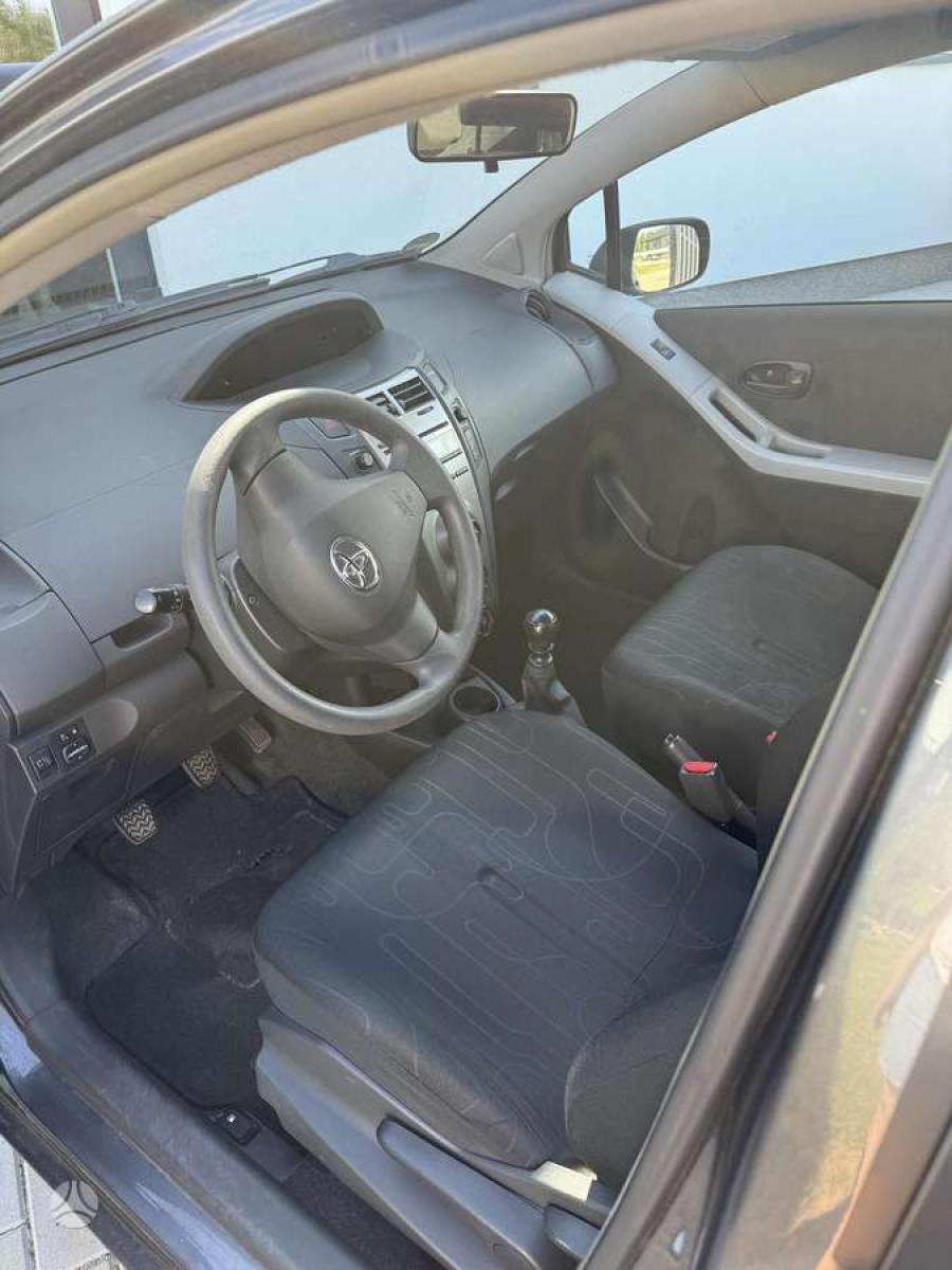 Pelēks Toyota Yaris 2010 Viļņa, ar dzinēja tilpumu 1.33 L un nobraukumu 180 tūkst. km par 2200 €, foto 3 vietnē AUTOMOTO.COM.LV