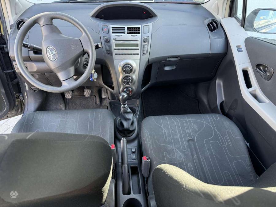Pelēks Toyota Yaris 2010 Viļņa, ar dzinēja tilpumu 1.33 L un nobraukumu 180 tūkst. km par 2200 €, foto 4 vietnē AUTOMOTO.COM.LV