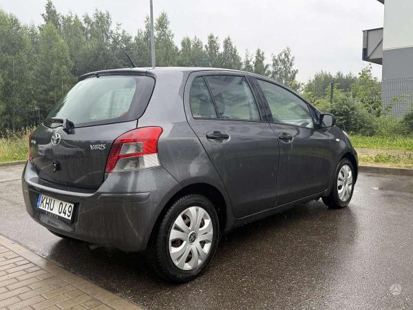 Pelēks Toyota Yaris 2010 Viļņa, ar dzinēja tilpumu 1.33 L un nobraukumu 180 tūkst. km par 2200 €, foto 4 vietnē AUTOMOTO.COM.LV