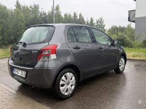 Pelēks Toyota Yaris 2010 Viļņa, ar dzinēja tilpumu 1.33 L un nobraukumu 180 tūkst. km par 2200 €, foto 5 vietnē AUTOMOTO.COM.LV