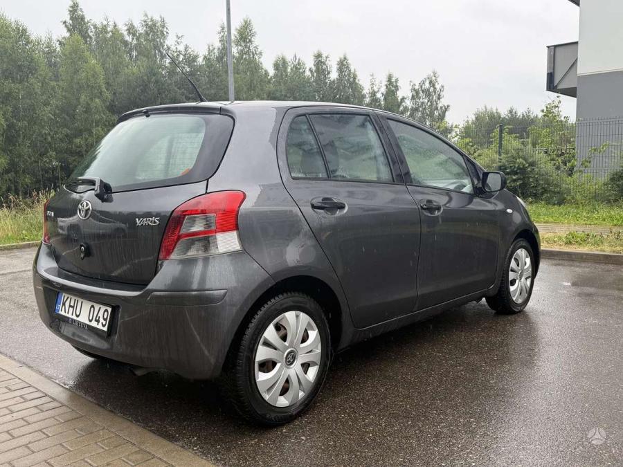 Pelēks Toyota Yaris 2010 Viļņa, ar dzinēja tilpumu 1.33 L un nobraukumu 180 tūkst. km par 2200 €, foto 5 vietnē AUTOMOTO.COM.LV