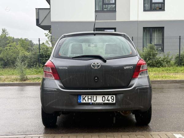 Pelēks Toyota Yaris 2010 Viļņa, ar dzinēja tilpumu 1.33 L un nobraukumu 180 tūkst. km par 2200 €, foto 5 vietnē AUTOMOTO.COM.LV