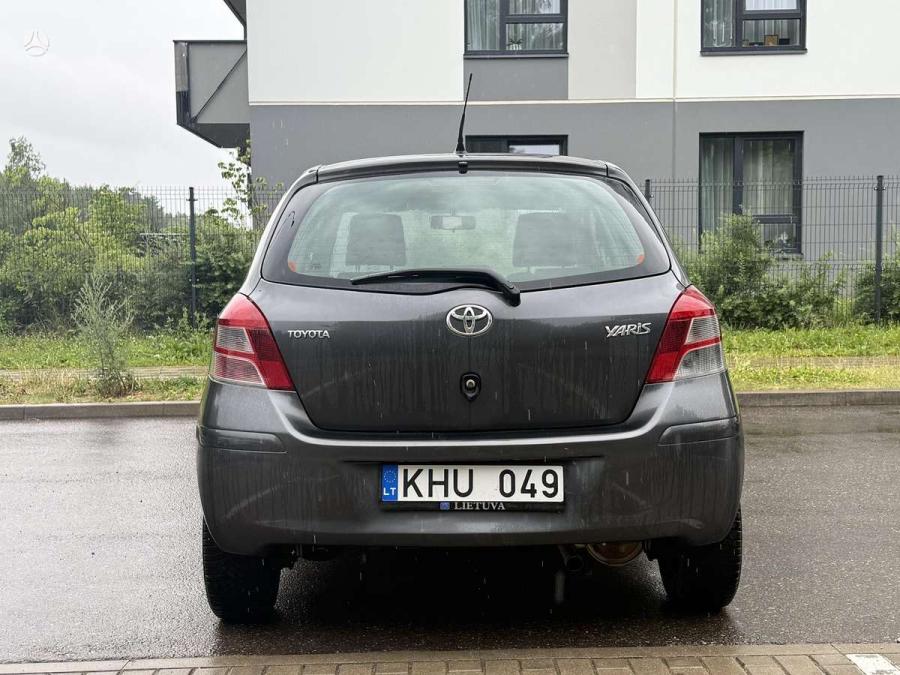 Pelēks Toyota Yaris 2010 Viļņa, ar dzinēja tilpumu 1.33 L un nobraukumu 180 tūkst. km par 2200 €, foto 6 vietnē AUTOMOTO.COM.LV