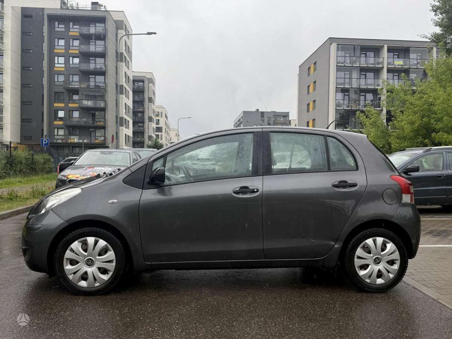 Pelēks Toyota Yaris 2010 Viļņa, ar dzinēja tilpumu 1.33 L un nobraukumu 180 tūkst. km par 2200 €, foto 8 vietnē AUTOMOTO.COM.LV