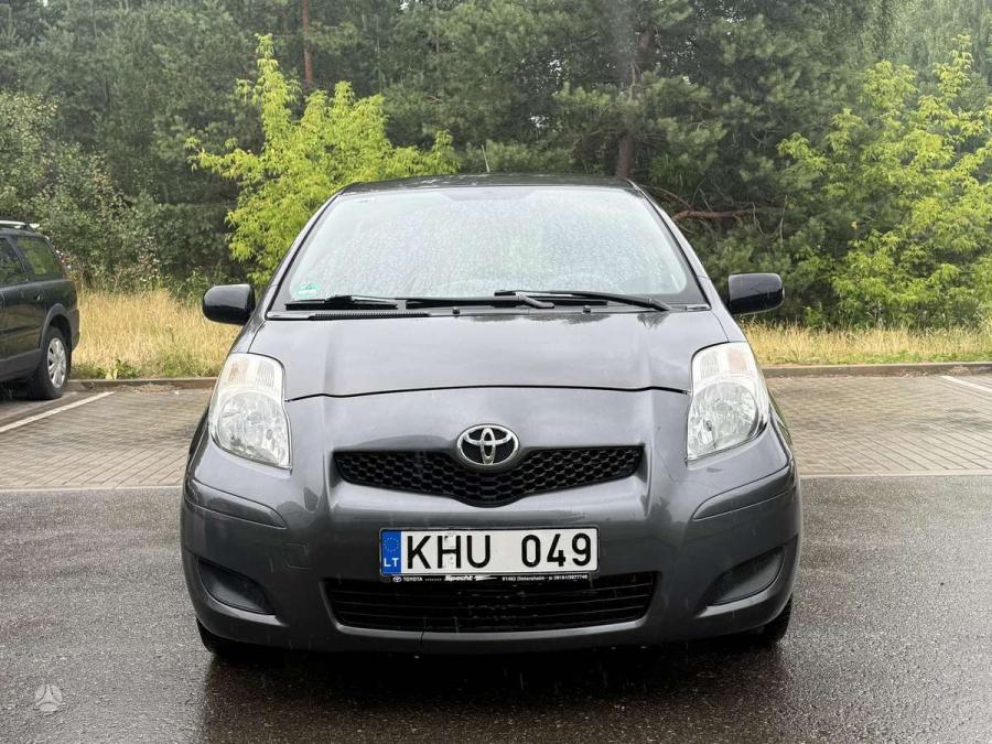 Pelēks Toyota Yaris 2010 Viļņa, ar dzinēja tilpumu 1.33 L un nobraukumu 180 tūkst. km par 2200 €, foto 9 vietnē AUTOMOTO.COM.LV