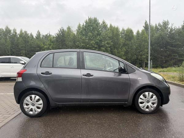 Pelēks Toyota Yaris 2010 Viļņa, ar dzinēja tilpumu 1.33 L un nobraukumu 180 tūkst. km par 2200 €, foto 9 vietnē AUTOMOTO.COM.LV