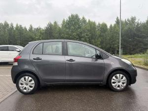 Pelēks Toyota Yaris 2010 Viļņa, ar dzinēja tilpumu 1.33 L un nobraukumu 180 tūkst. km par 2200 €, foto 10 vietnē AUTOMOTO.COM.LV