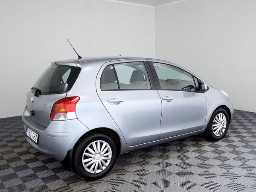 Grey Toyota Yaris 2010 in Tallinn, with an engine capacity of 1.30 L and mileage of 193 thousand km for 1699 €, photo 4 on AUTOMOTO.COM.LV