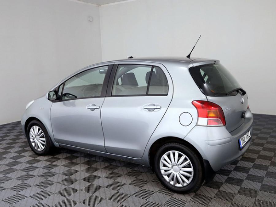 Grey Toyota Yaris 2010 in Tallinn, with an engine capacity of 1.30 L and mileage of 193 thousand km for 1699 €, photo 5 on AUTOMOTO.COM.LV