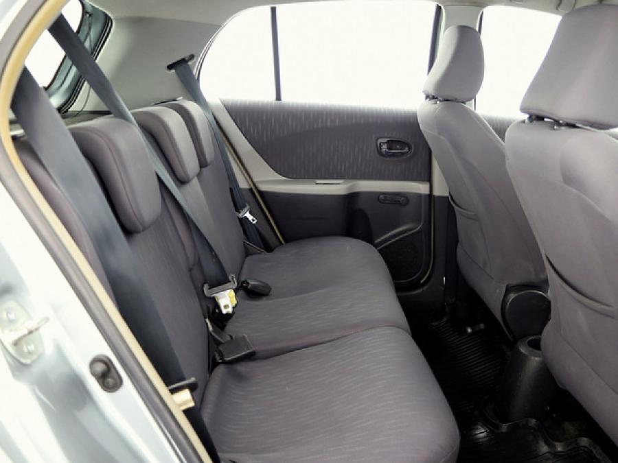 Grey Toyota Yaris 2010 in Tallinn, with an engine capacity of 1.30 L and mileage of 193 thousand km for 1699 €, photo 8 on AUTOMOTO.COM.LV