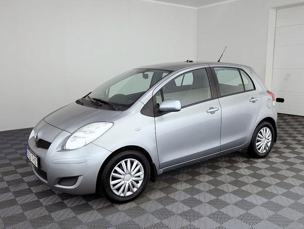 Pelēks Toyota Yaris 2010 Tallina, ar dzinēja tilpumu 1.30 L un nobraukumu 193 tūkst. km par 1699 €, foto 2 vietnē AUTOMOTO.COM.LV