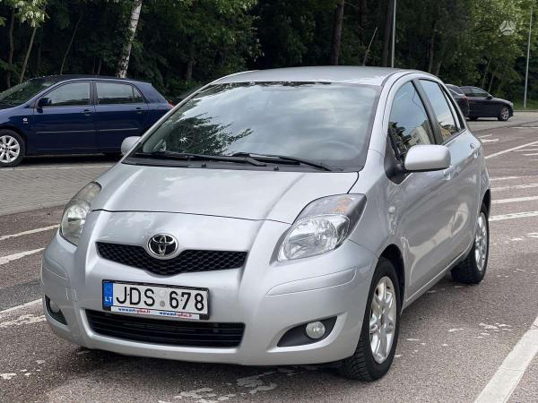 Grey Toyota Yaris 2010 in Vilnius, with an engine capacity of 1.36 L and mileage of 442 thousand km for 2050 €, photo 1 on AUTOMOTO.COM.LV