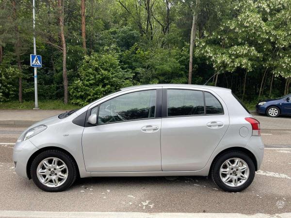 Grey Toyota Yaris 2010 in Vilnius, with an engine capacity of 1.36 L and mileage of 442 thousand km for 2050 €, photo 2 on AUTOMOTO.COM.LV