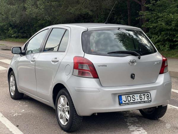 Grey Toyota Yaris 2010 in Vilnius, with an engine capacity of 1.36 L and mileage of 442 thousand km for 2050 €, photo 3 on AUTOMOTO.COM.LV